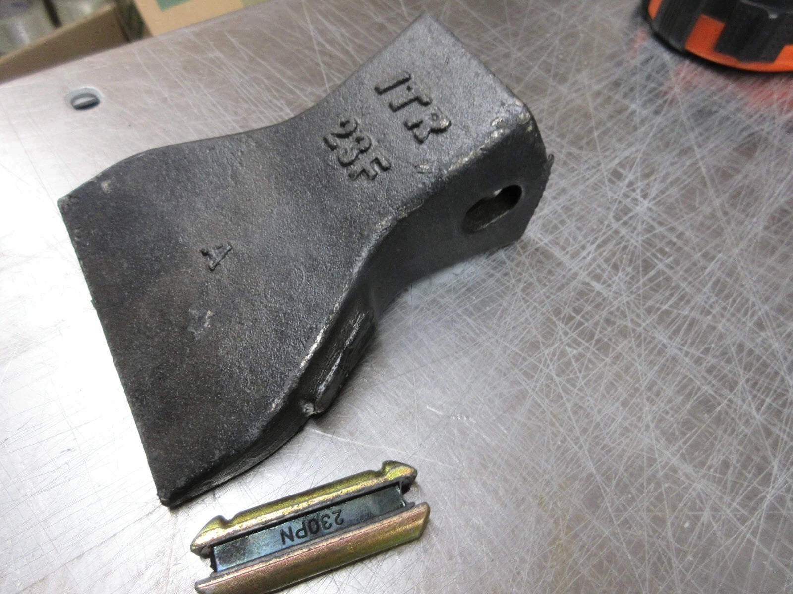 BACKHOE BUCKET TEETH FLARE DIGGING TEETH PIN 23 23F skidsteer Tooth IT ...